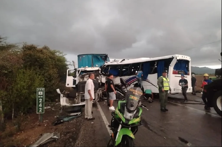 Nueve muertos por choque entre autobús y gandola - TACHIRA NEWS